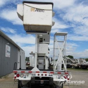 104' Altec AM900 on a 2001 International 4900 - Sunrise Equipment
