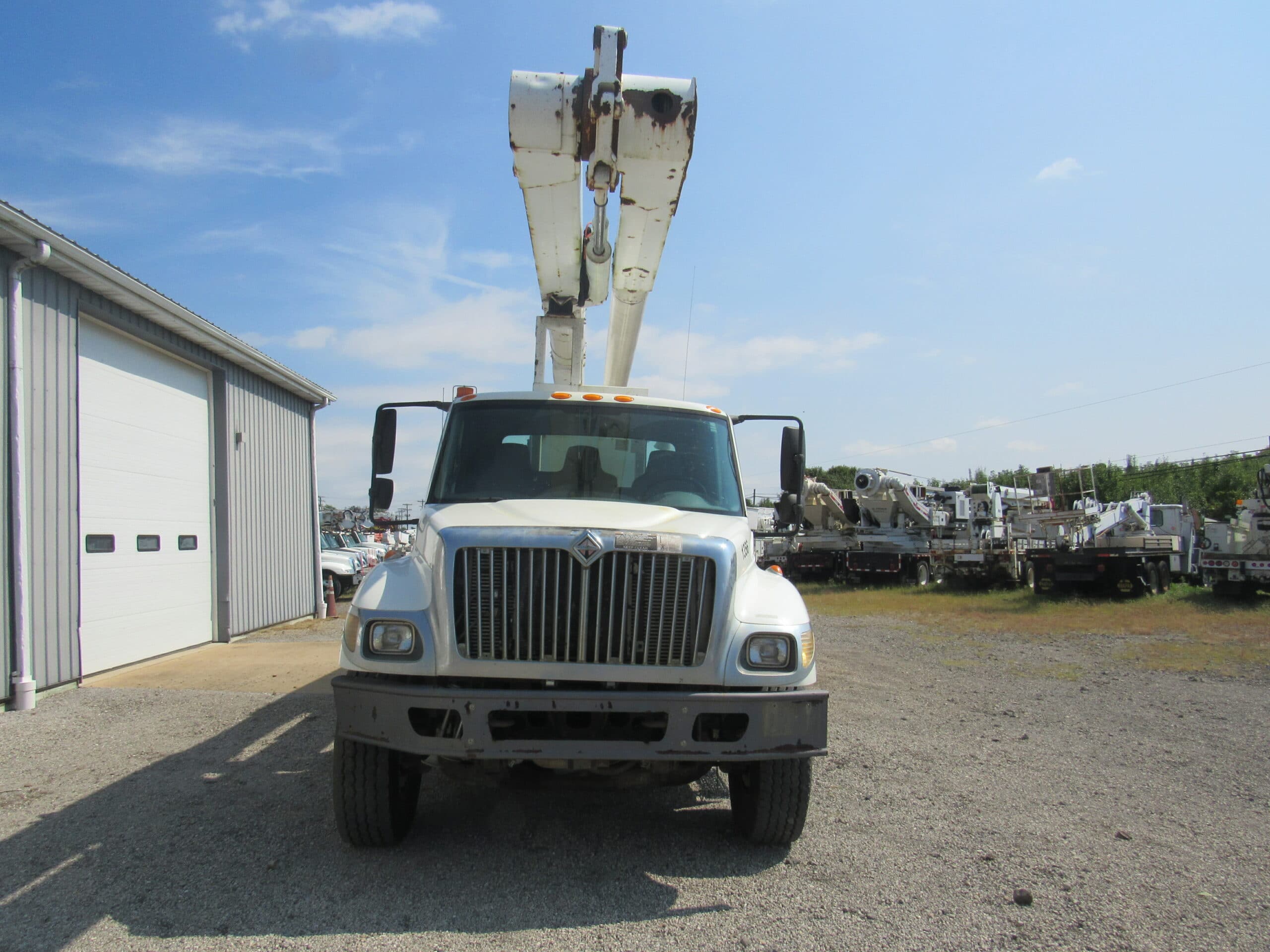 105' ALTEC AM900-E100 ON 2007 INTERNATIONAL 7400 6X4 - Sunrise Equipment