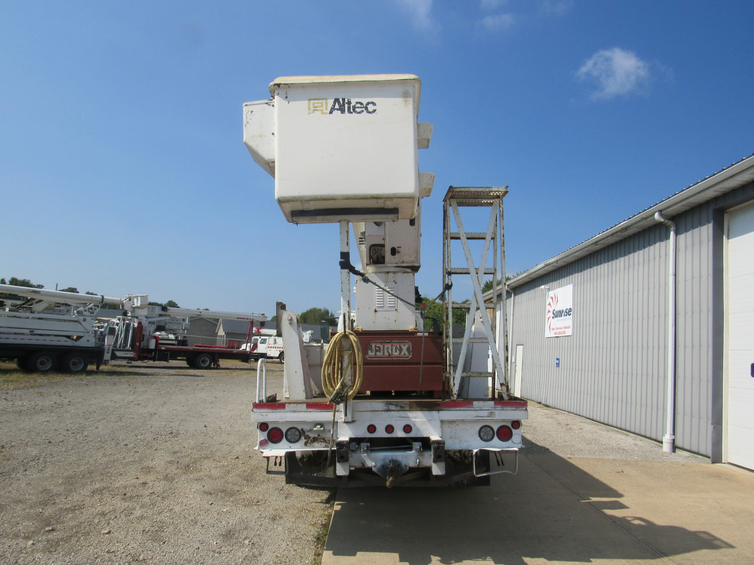 105' ALTEC AM900-E100 ON 2007 INTERNATIONAL 7400 6X4 - Sunrise Equipment