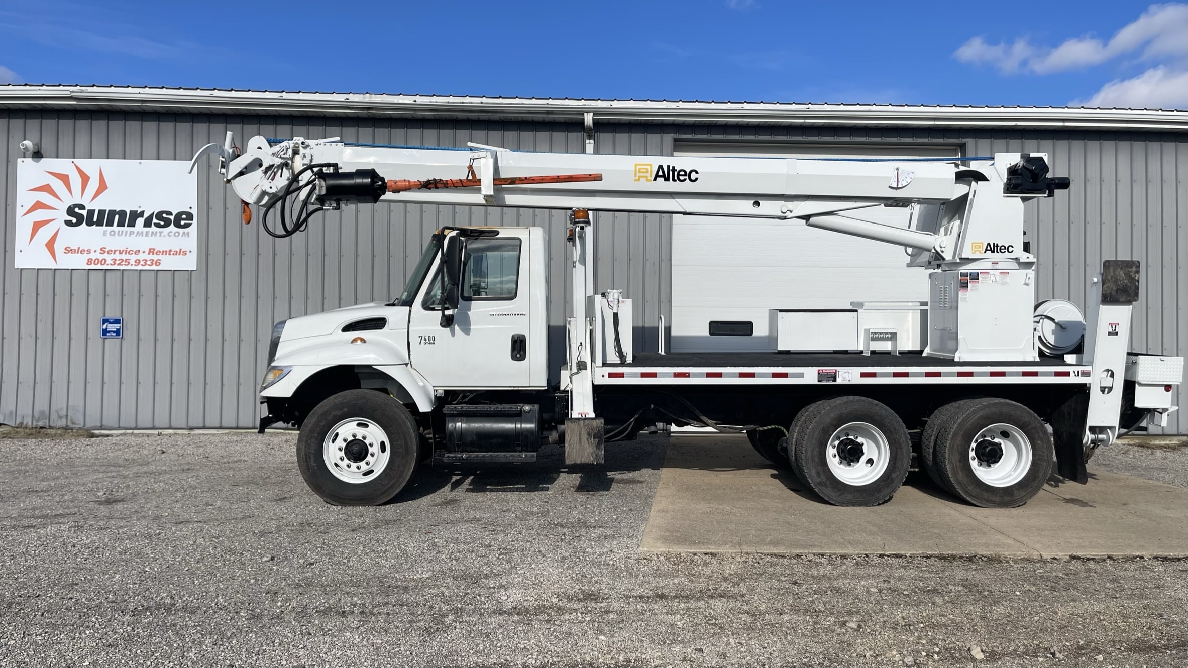 Digger Derricks | Diggers for Sale | Sunrise Equipment