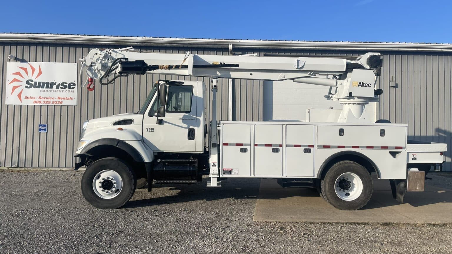 ALTEC DM47-TR Digger Derrick on a 2007 INTL 7300 4X4 Chassis