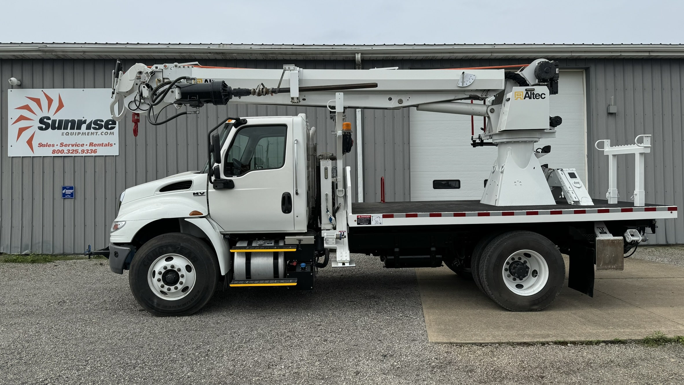 Digger Derricks | Diggers for Sale | Sunrise Equipment
