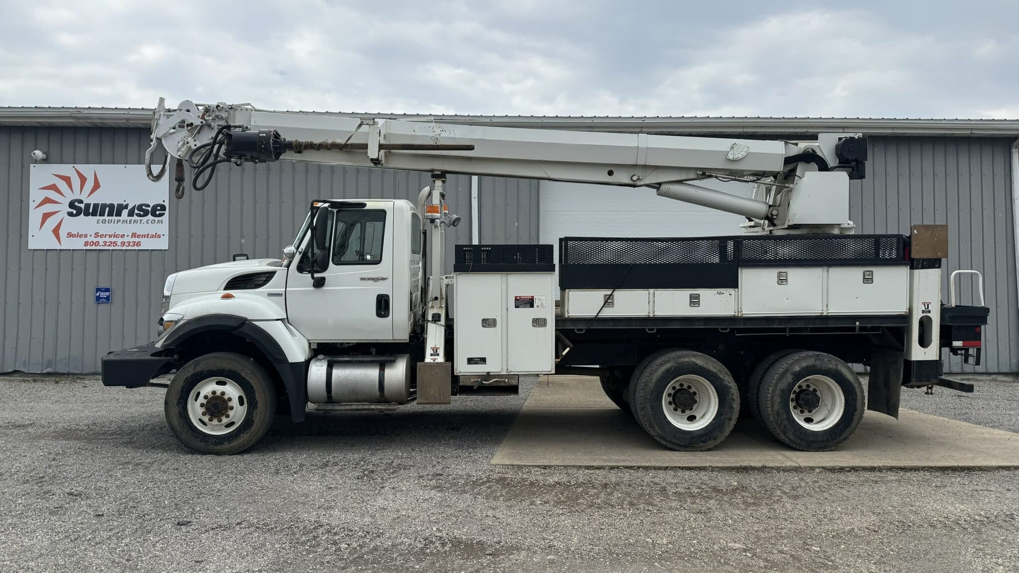 Digger Derricks | Diggers for Sale | Sunrise Equipment