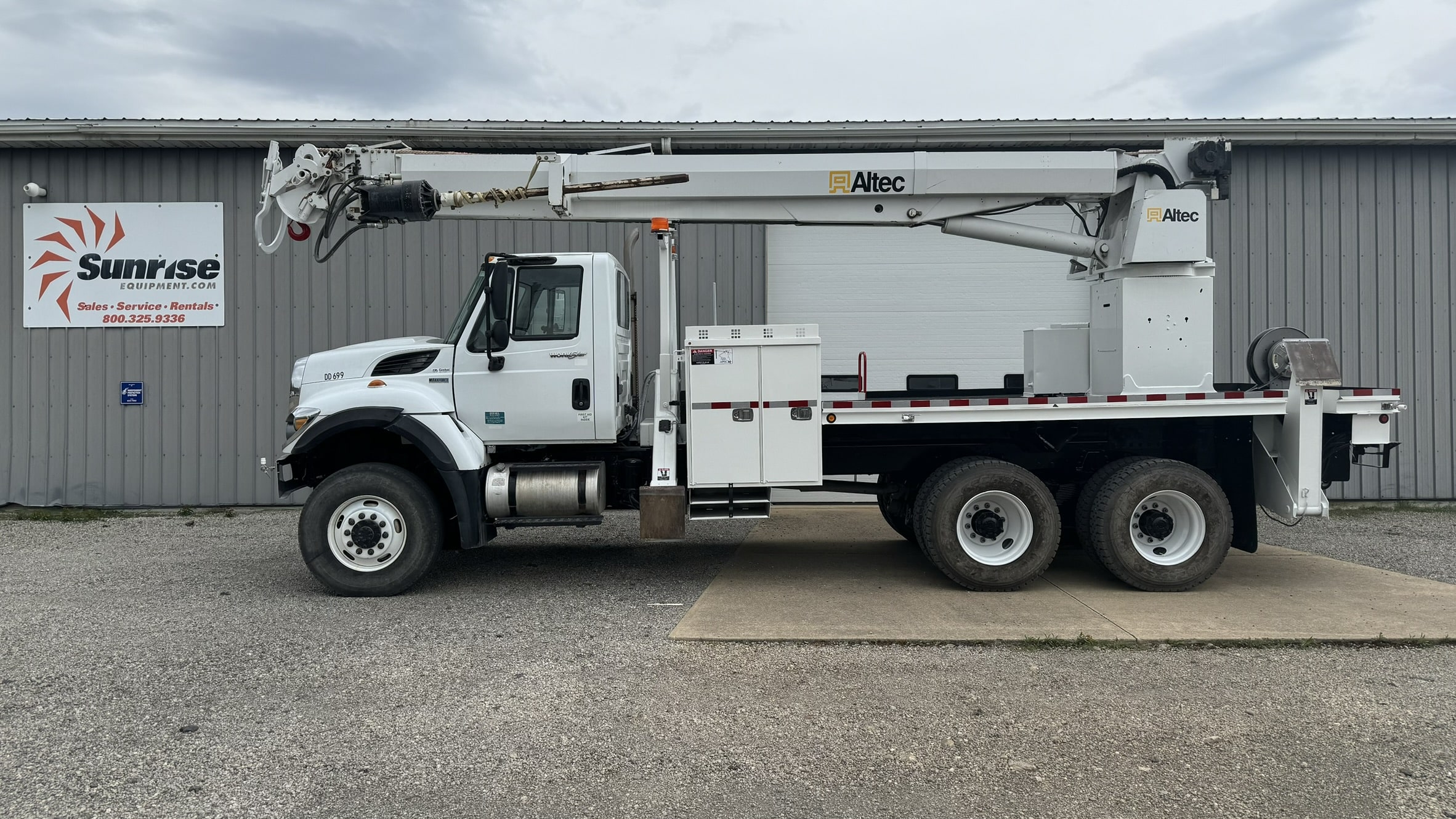 Digger Derricks | Diggers for Sale | Sunrise Equipment