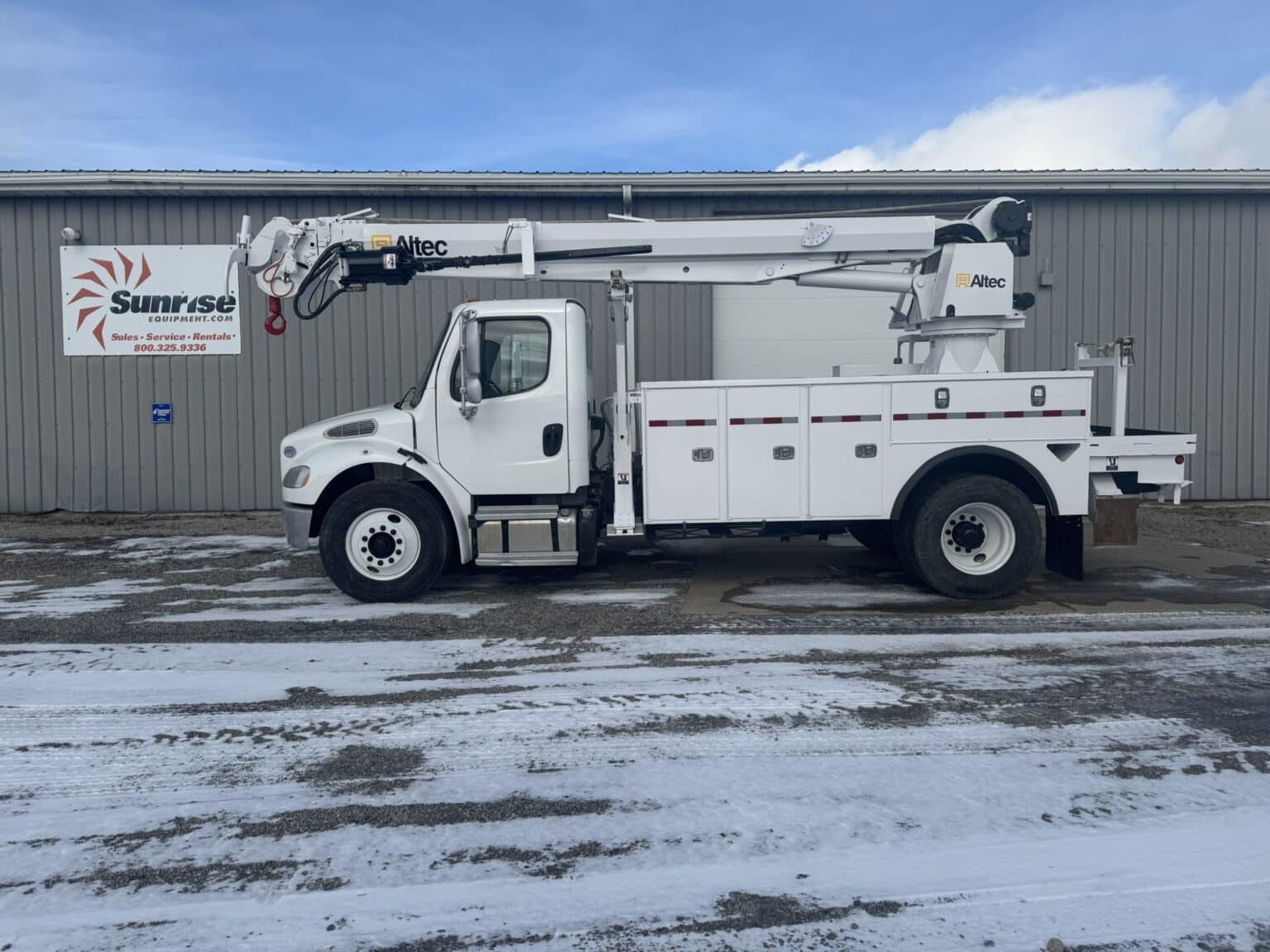 47' ALTEC DM47B-TR ON 2016 FREIGHTLINER M2 106 CHASSIS - Sunrise Equipment