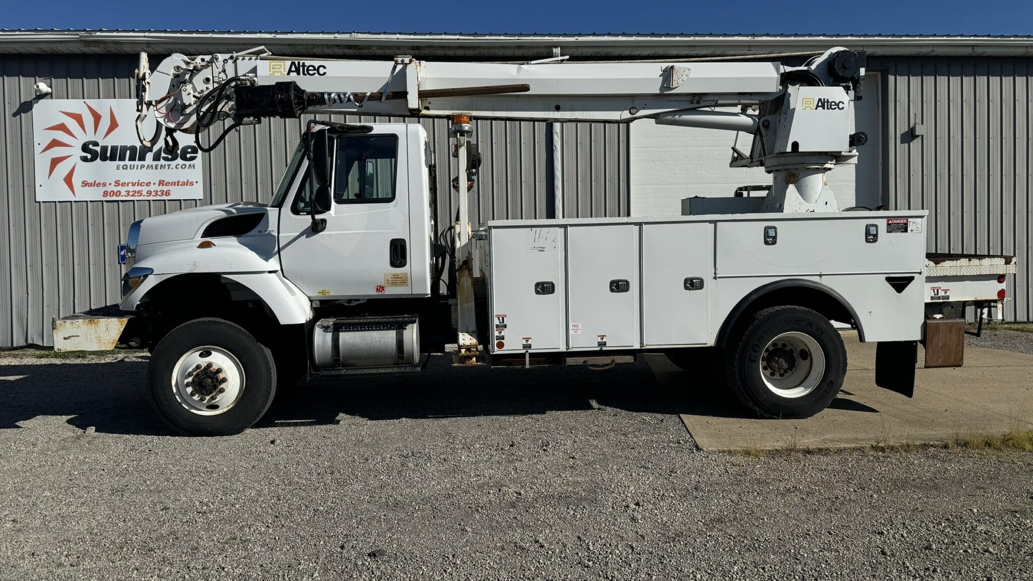 Digger Derricks | Diggers for Sale | Sunrise Equipment