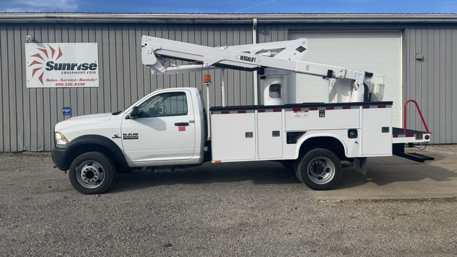 45' VERSALIFT SST 40 EIH-01 ON 2014 Dodge Ram 5500 4X4 - Sunrise Equipment